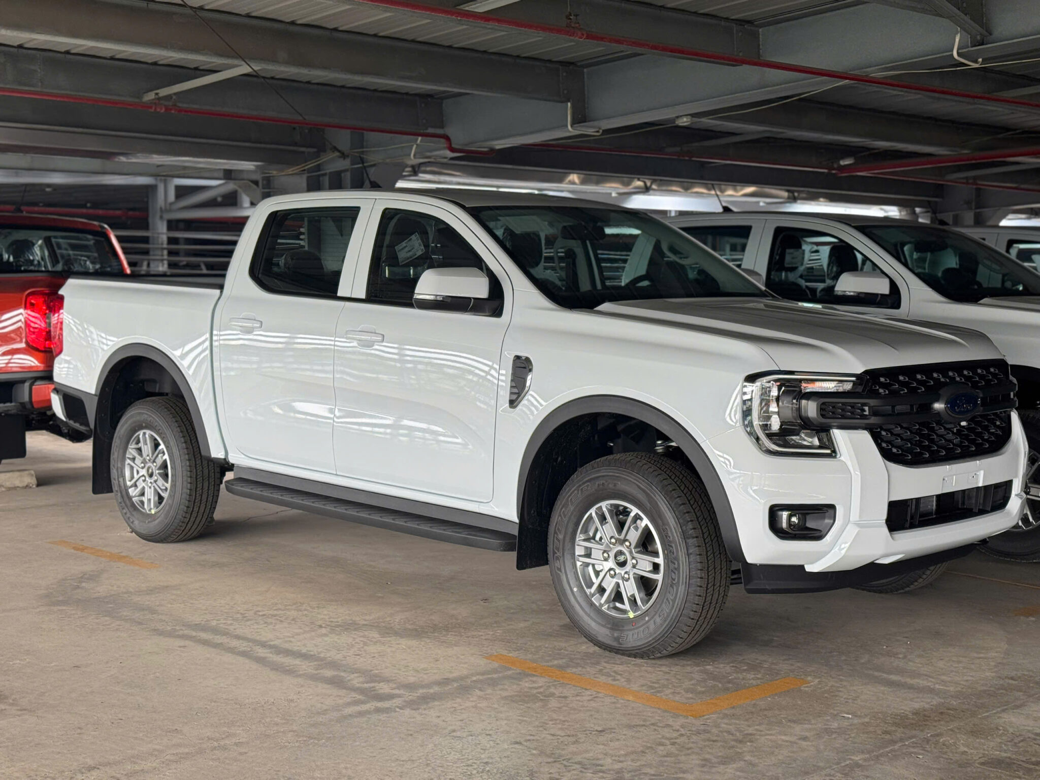 Ranger XLS trắng 2025. Hình ảnh chi tiết xe, sẵn kho giao ngay.