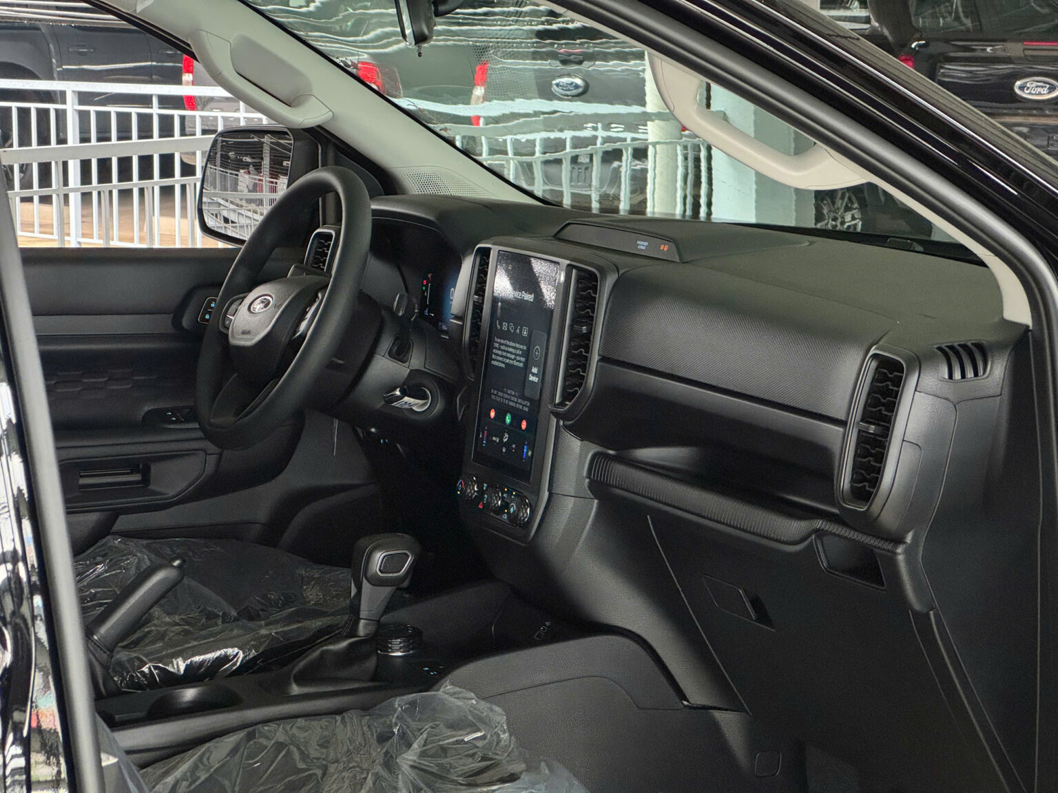 Ranger màu đen XLS 2025. Hình ảnh chi tiết xe, sẵn xe tại kho.