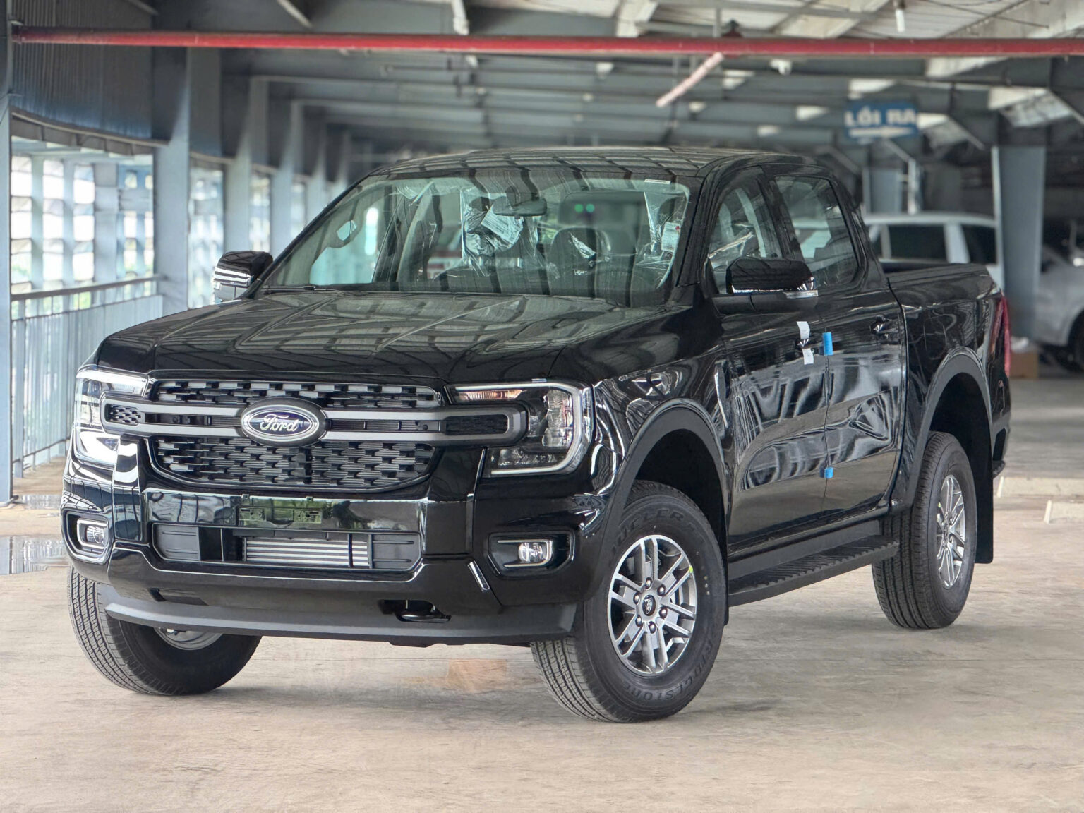 Ranger màu đen XLS 2025. Hình ảnh chi tiết xe, sẵn xe tại kho.