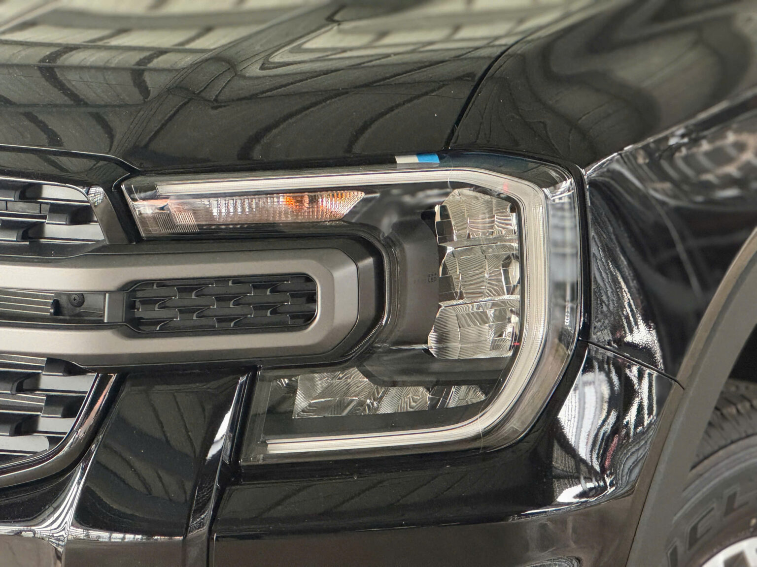 Ranger màu đen XLS 2025. Hình ảnh chi tiết xe, sẵn xe tại kho.