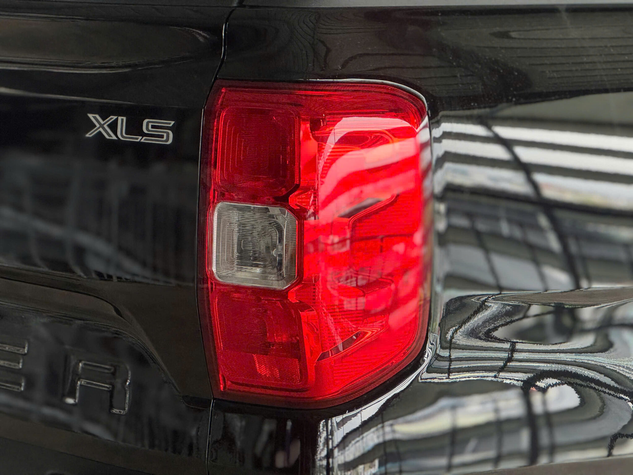 Ranger màu đen XLS 2025. Hình ảnh chi tiết xe, sẵn xe tại kho.