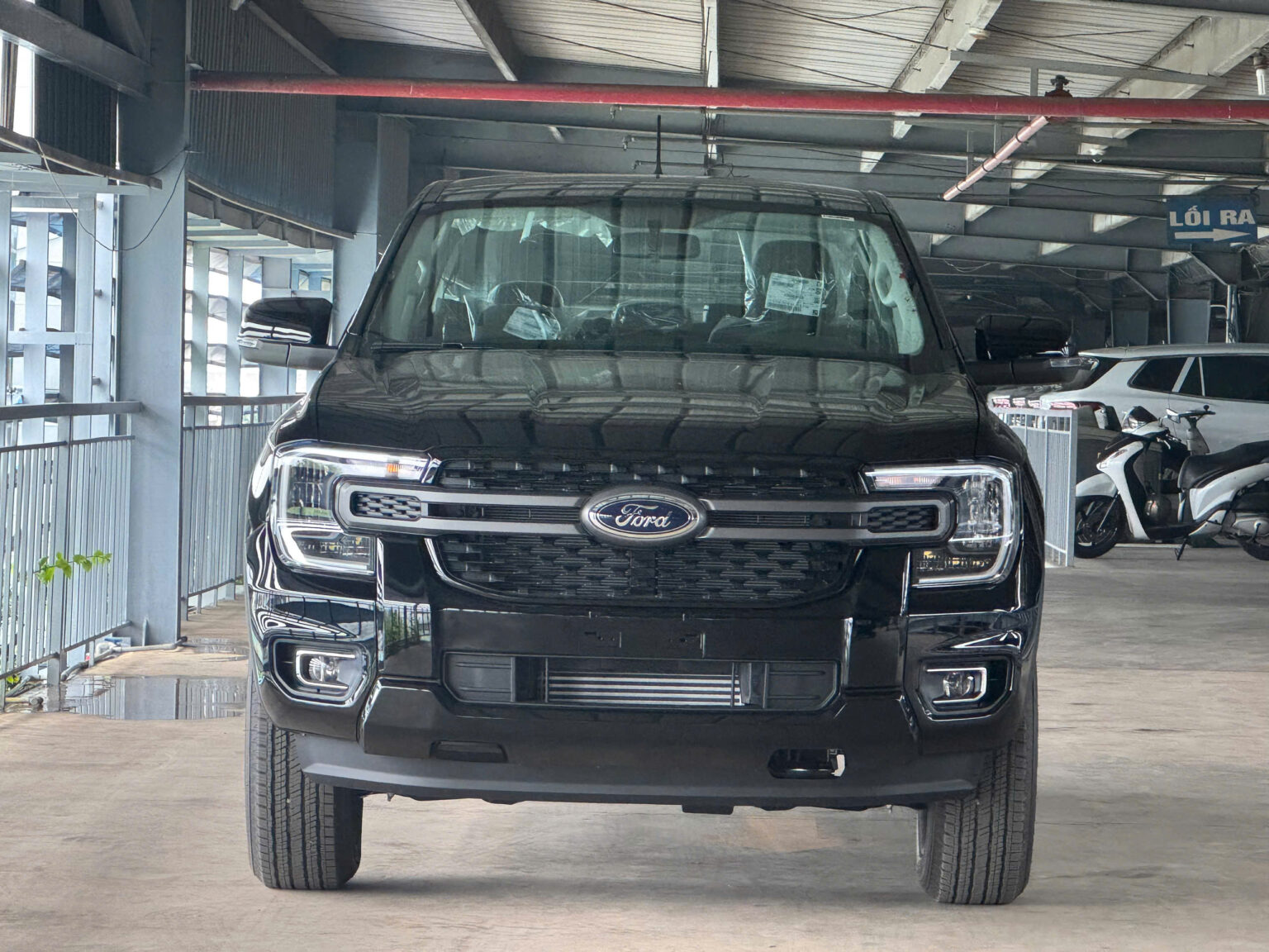 Ranger màu đen XLS 2025. Hình ảnh chi tiết xe, sẵn xe tại kho.