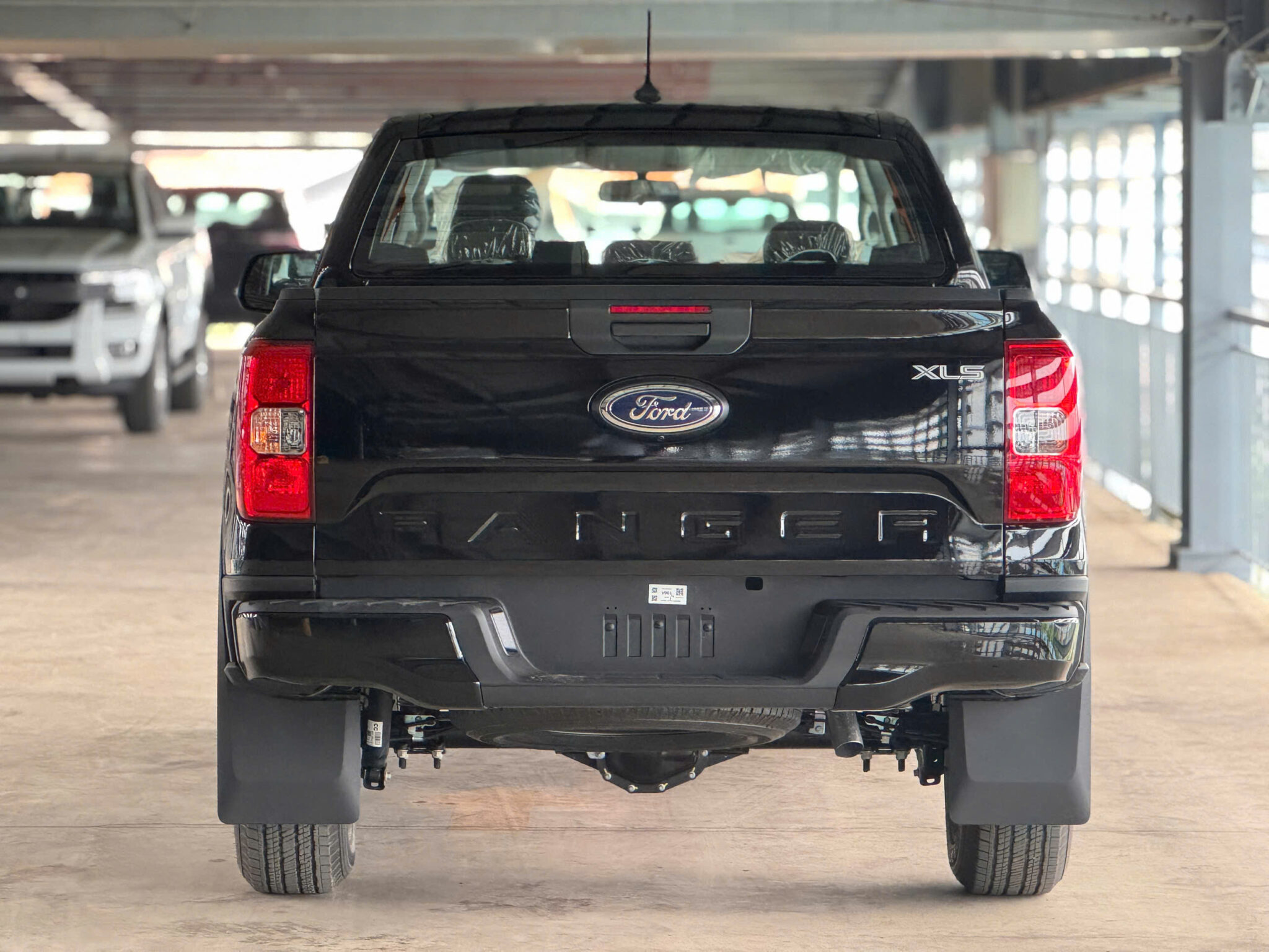 Ranger màu đen XLS 2025. Hình ảnh chi tiết xe, sẵn xe tại kho.