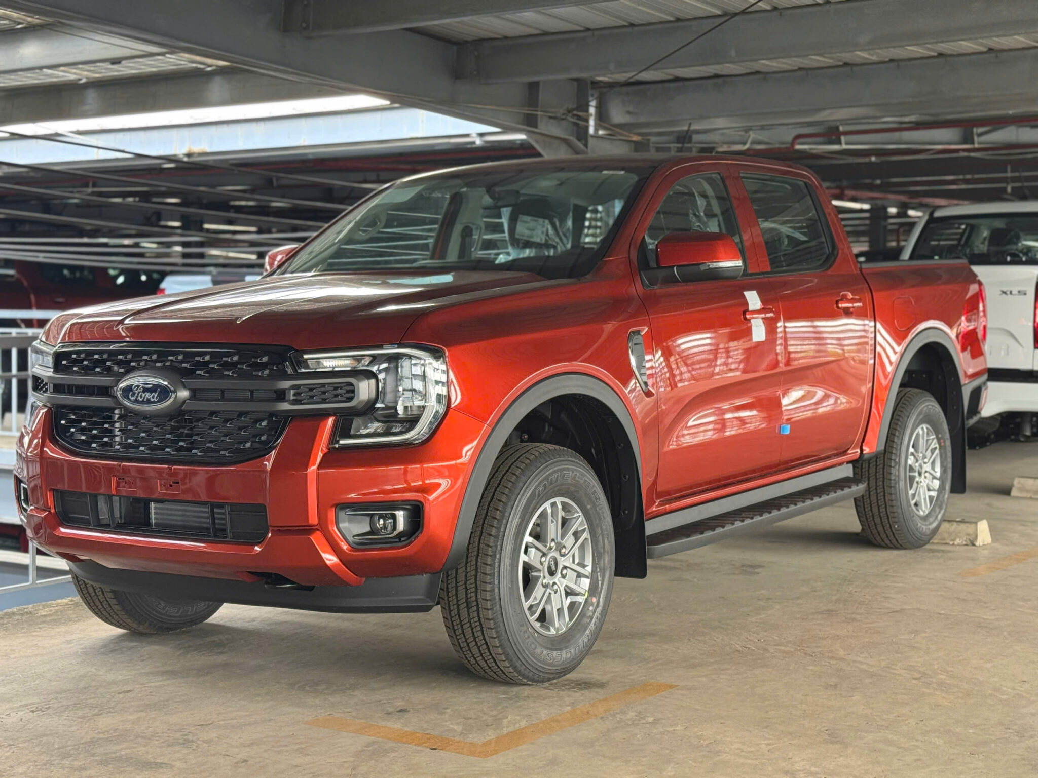 Ranger XLS đỏ cam 2025. Hình ảnh chi tiết xe, sẵn kho giao ngay.