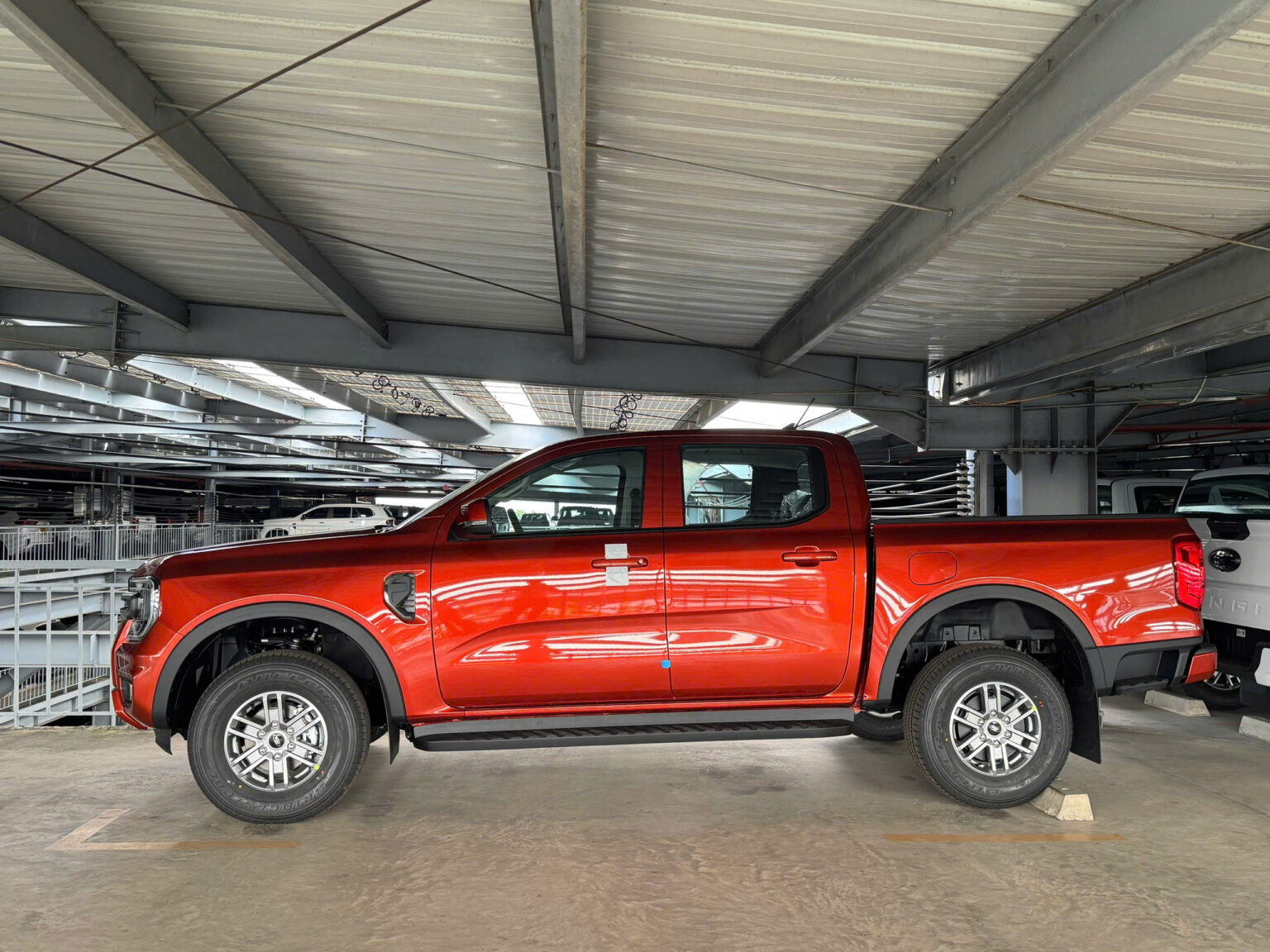 Ranger XLS đỏ cam 2025. Hình ảnh chi tiết xe, sẵn kho giao ngay.