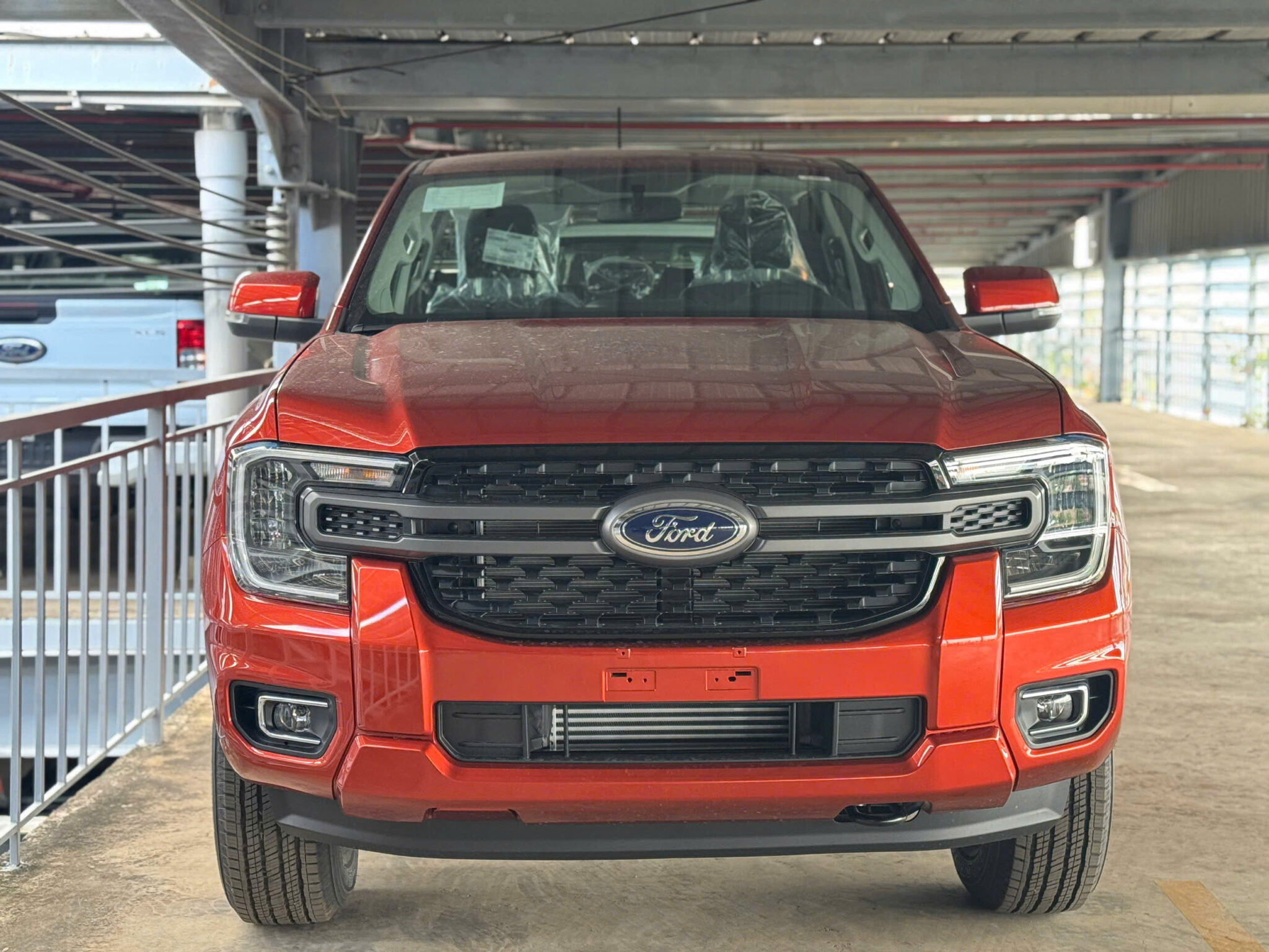 Ranger XLS đỏ cam 2025. Hình ảnh chi tiết xe, sẵn kho giao ngay.