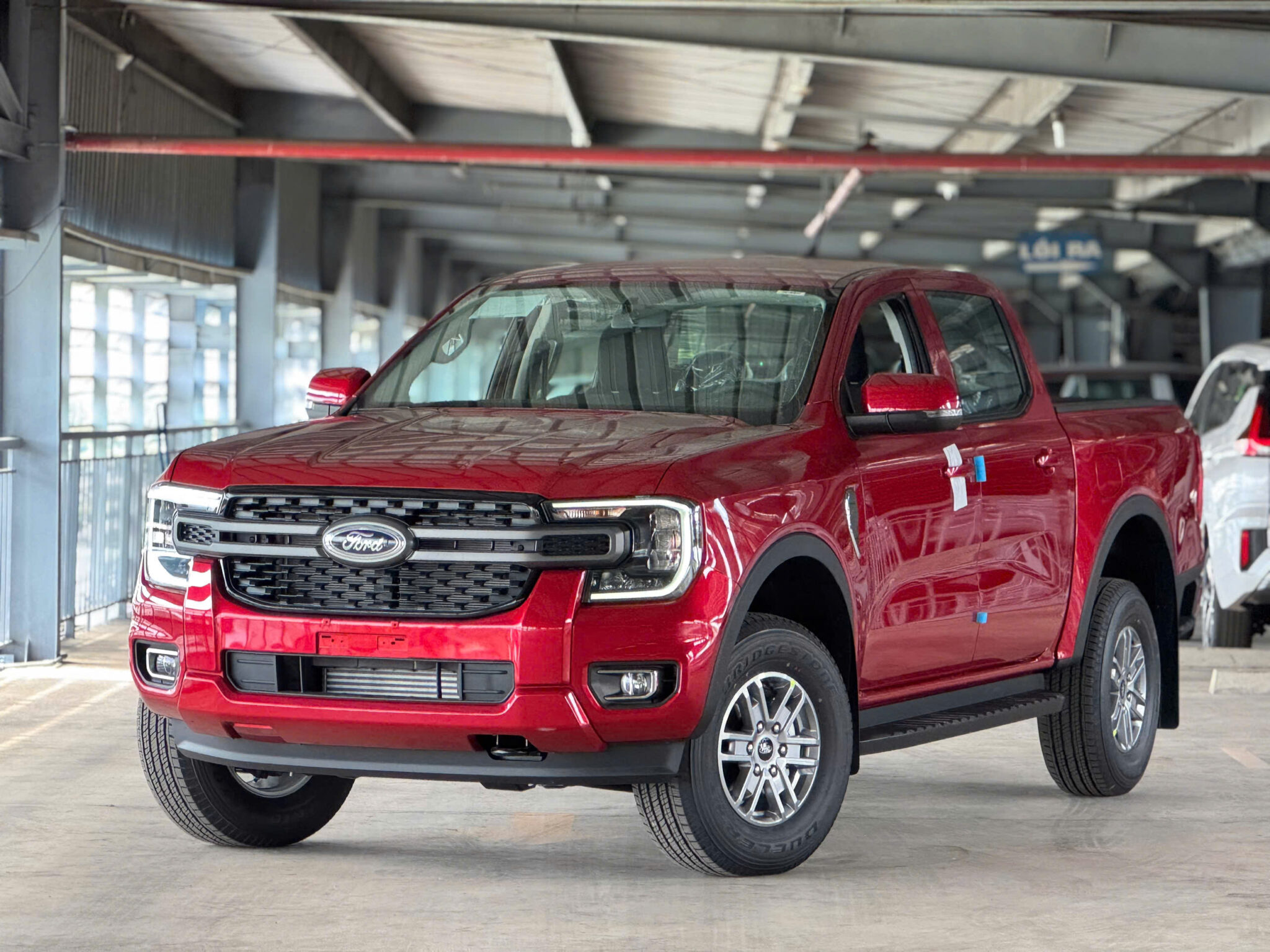 Ranger XLS màu đỏ 2025. Hình ảnh chi tiết xe, sẵn kho giao ngay.