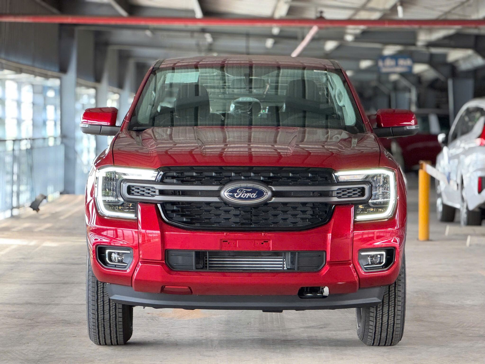 Ranger XLS màu đỏ 2025. Hình ảnh chi tiết xe, sẵn kho giao ngay.